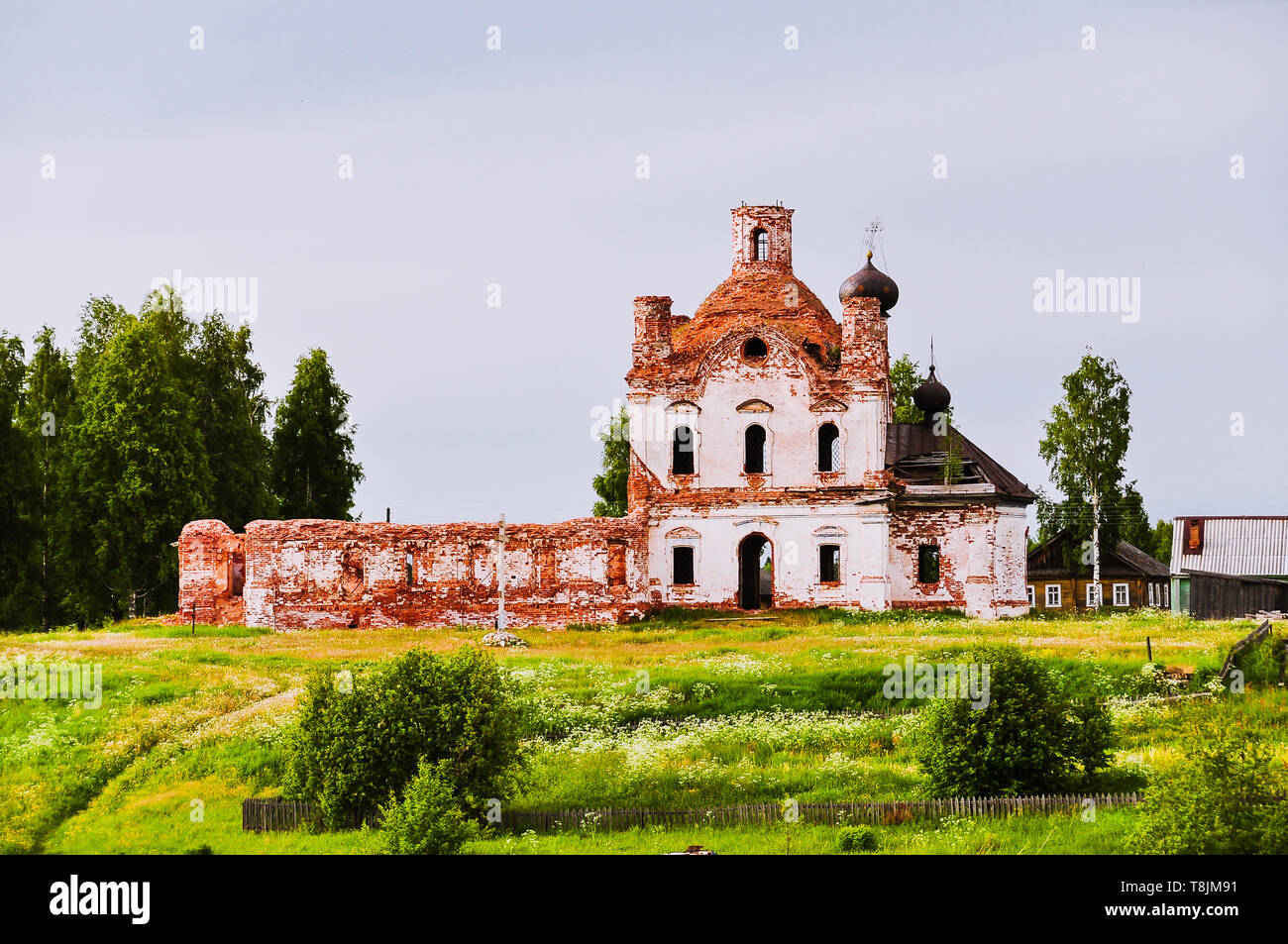 Crumbling church hi-res stock photography and images - Alamy