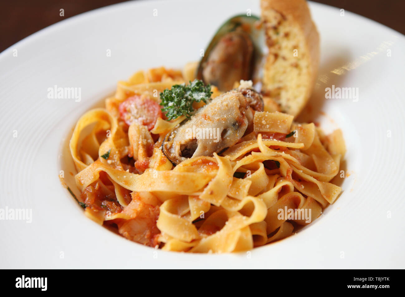 Seafood meal shellfish bread hi-res stock photography and images - Alamy