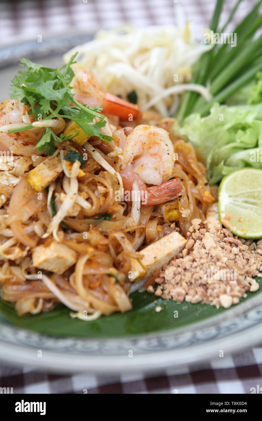 Thai food padthai fried noodle with shrimp Stock Photo - Alamy