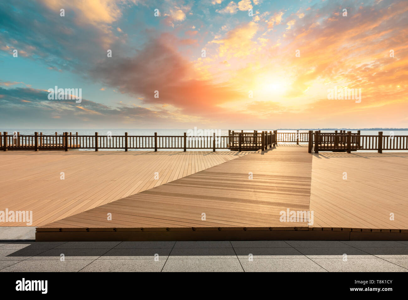 Lakeside platform hi-res stock photography and images - Alamy
