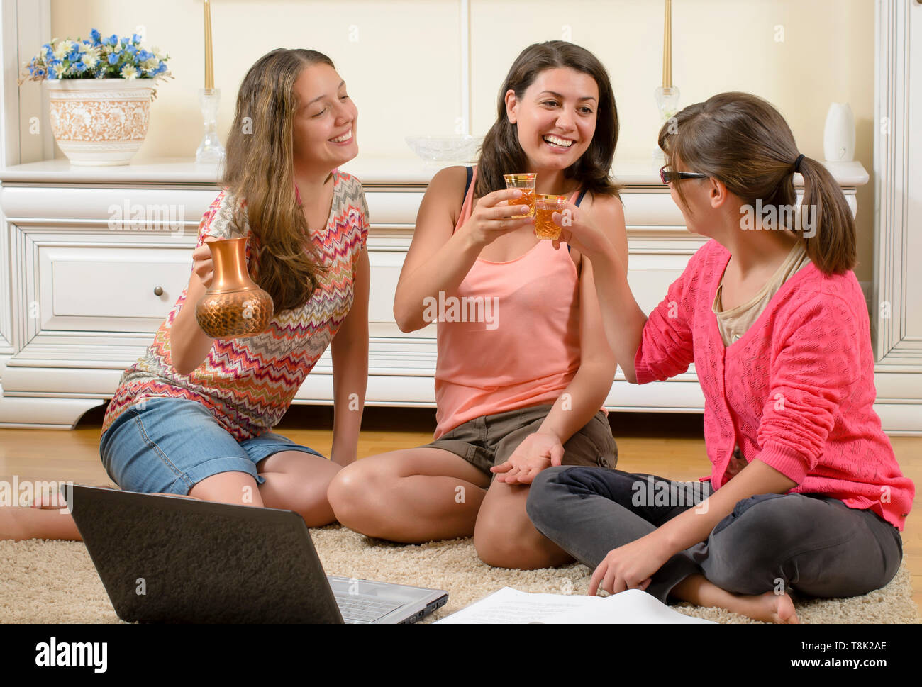 Girls pause hi-res stock photography and images - Alamy