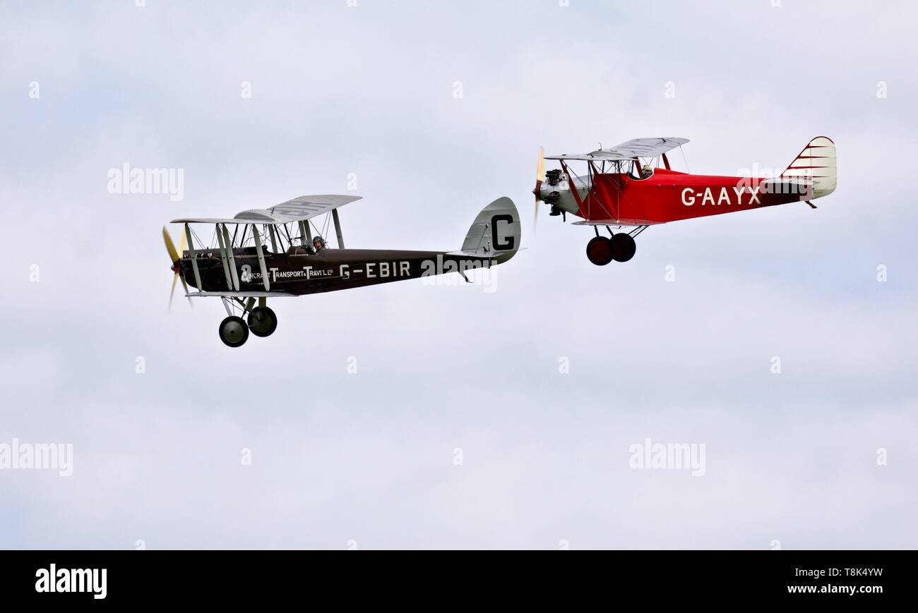 1924 de Havilland DH.51 'MISS KENYA' flying in formation with a 1929 ...