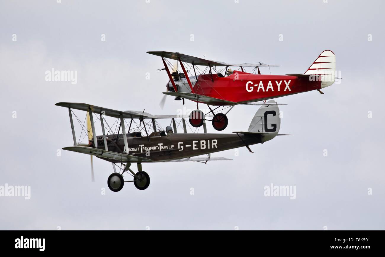 1924 de Havilland DH.51 'MISS KENYA' flying in formation with a 1929 ...
