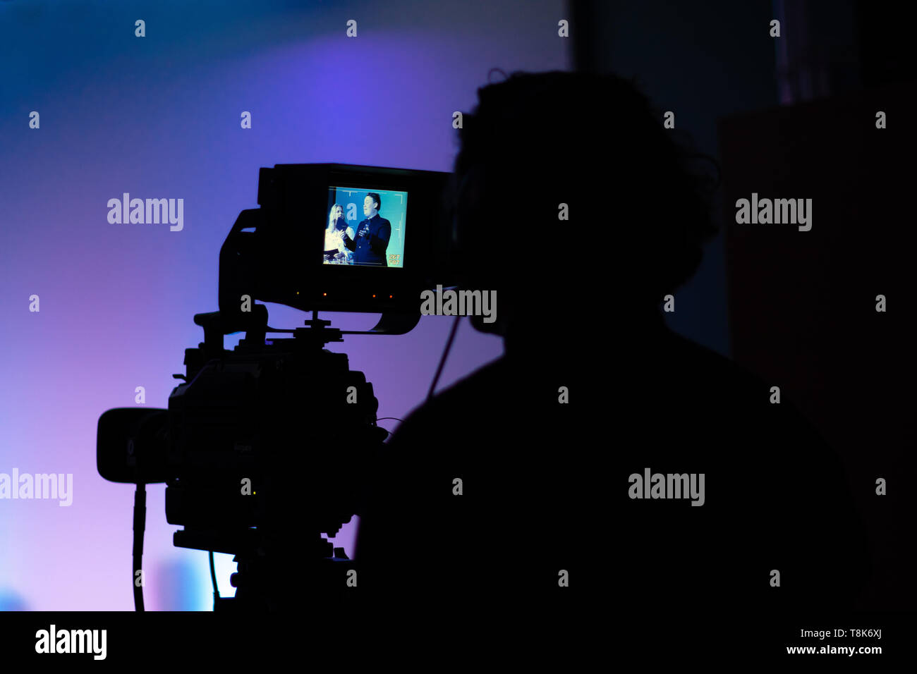 guy using tv camera Stock Photo - Alamy