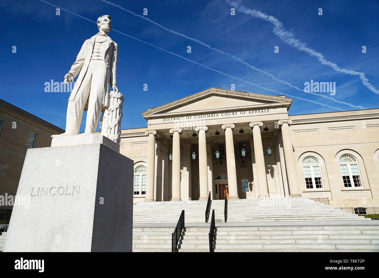United states federal appeals courtroom hi-res stock photography and ...