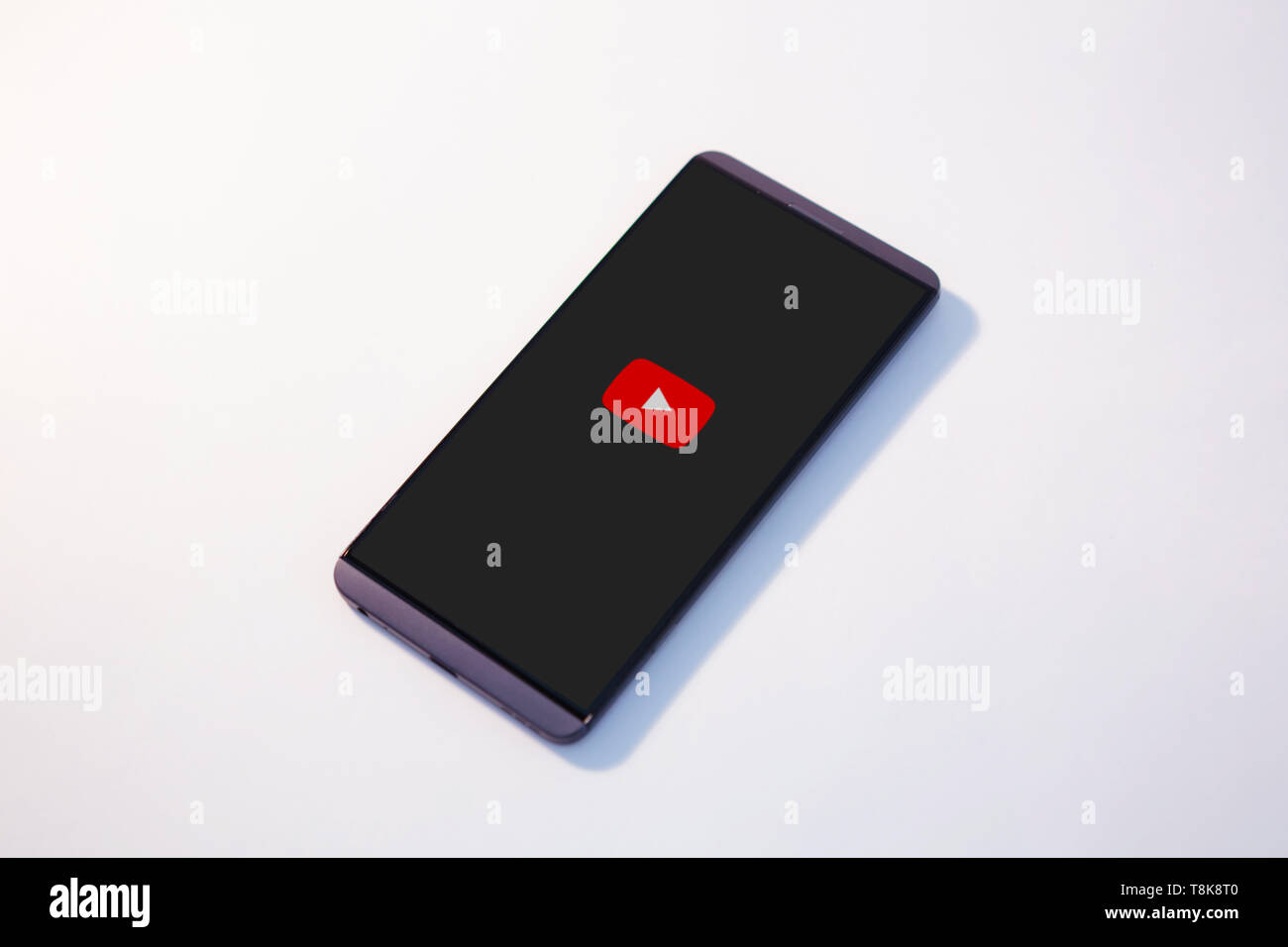app YOUTUBE logo on smartphone screen Stock Photo - Alamy