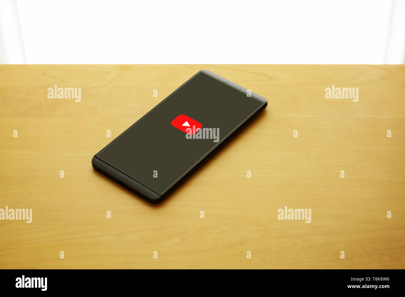 White smartphone podcast app hi-res stock photography and images - Alamy