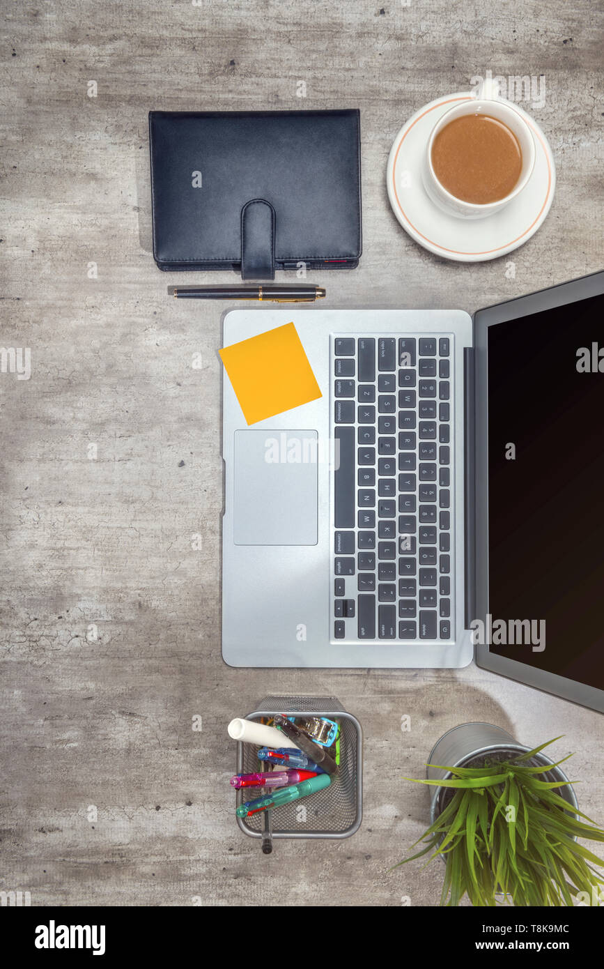 Computer on desk sticky notes hi-res stock photography and images - Alamy