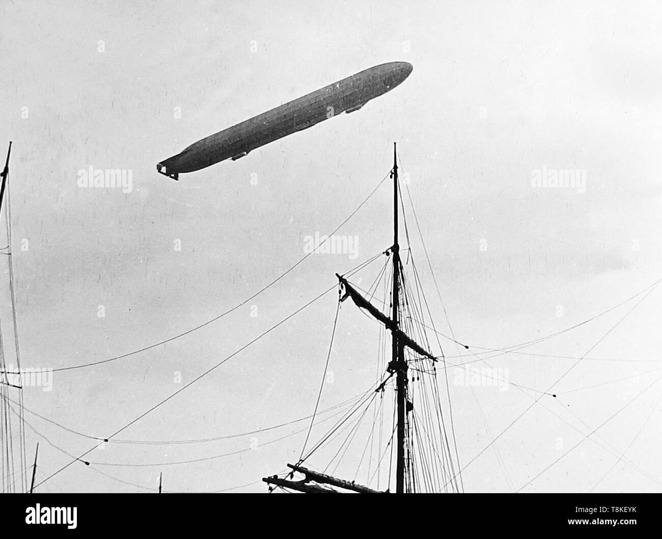 Victorian airship hi-res stock photography and images - Alamy