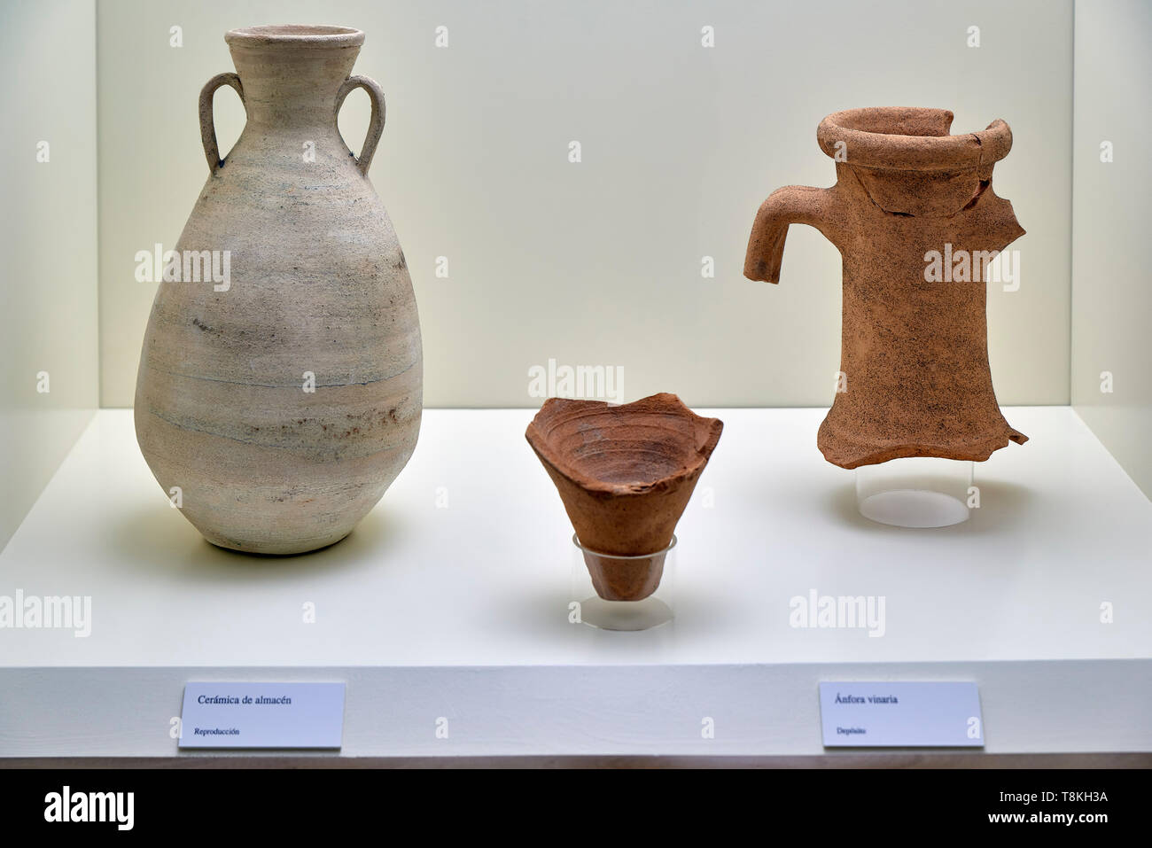 Roman wine amphora hi-res stock photography and images - Alamy