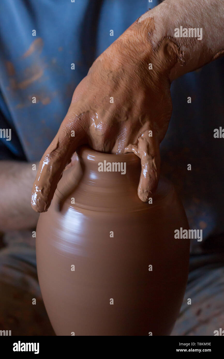 Clay pot maker hi-res stock photography and images - Alamy