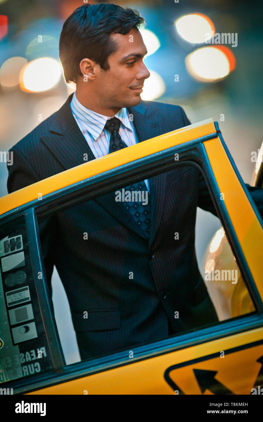 Opens taxi door hi-res stock photography and images - Alamy