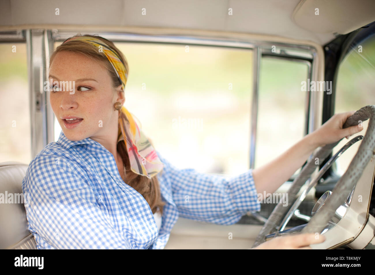 1950s woman driving a car hi-res stock photography and images - Alamy