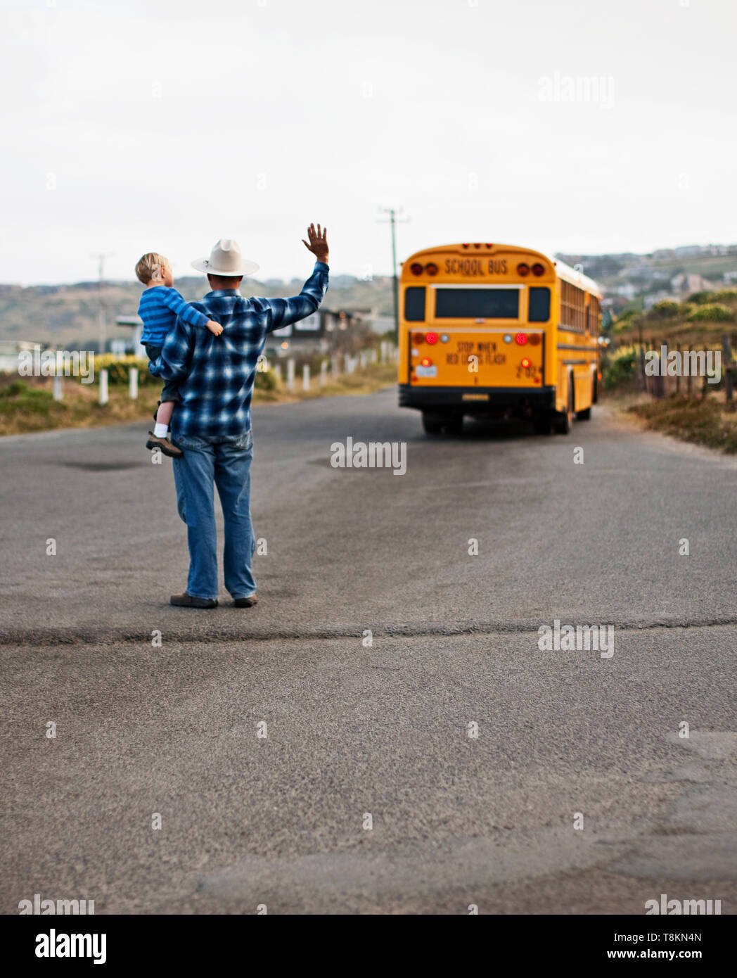 Kids waving goodbye hi-res stock photography and images - Alamy