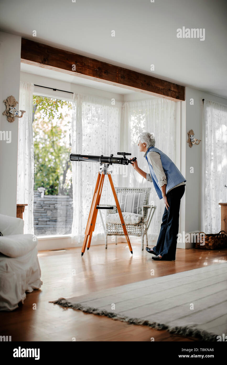 Photo looking through a telescope hi-res stock photography and images ...
