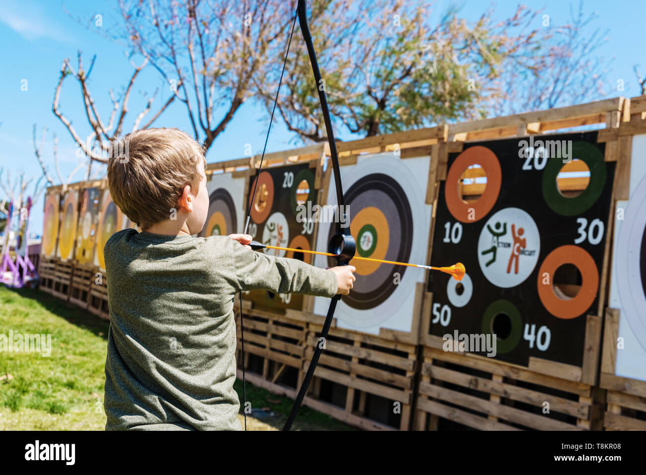 Arrow bullseye archery bullseye outside hi-res stock photography and ...