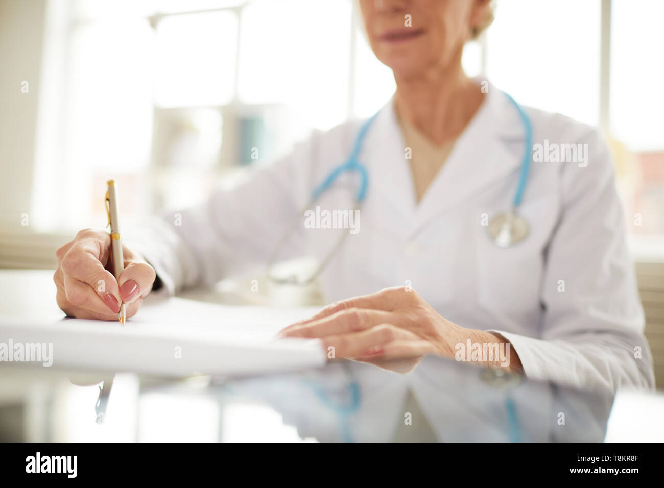 Medical doctor hand holding pen hi-res stock photography and images - Alamy