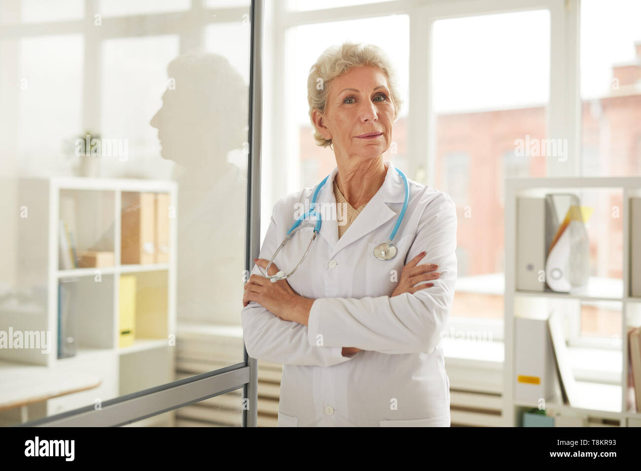Old mature doctor hi-res stock photography and images - Alamy