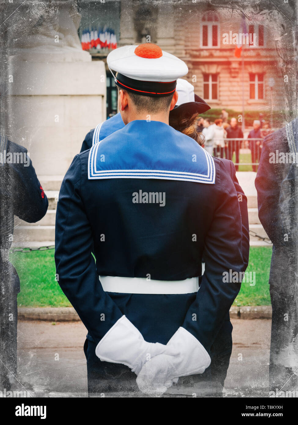 Sailor saluting american flag hi-res stock photography and images - Alamy