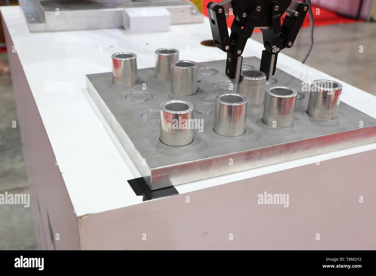 Robotic arm clamp sample and transfer in metal plate .Selective Focus ...