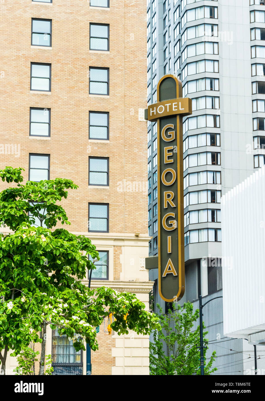 Luxury accommodation signage hi-res stock photography and images - Alamy