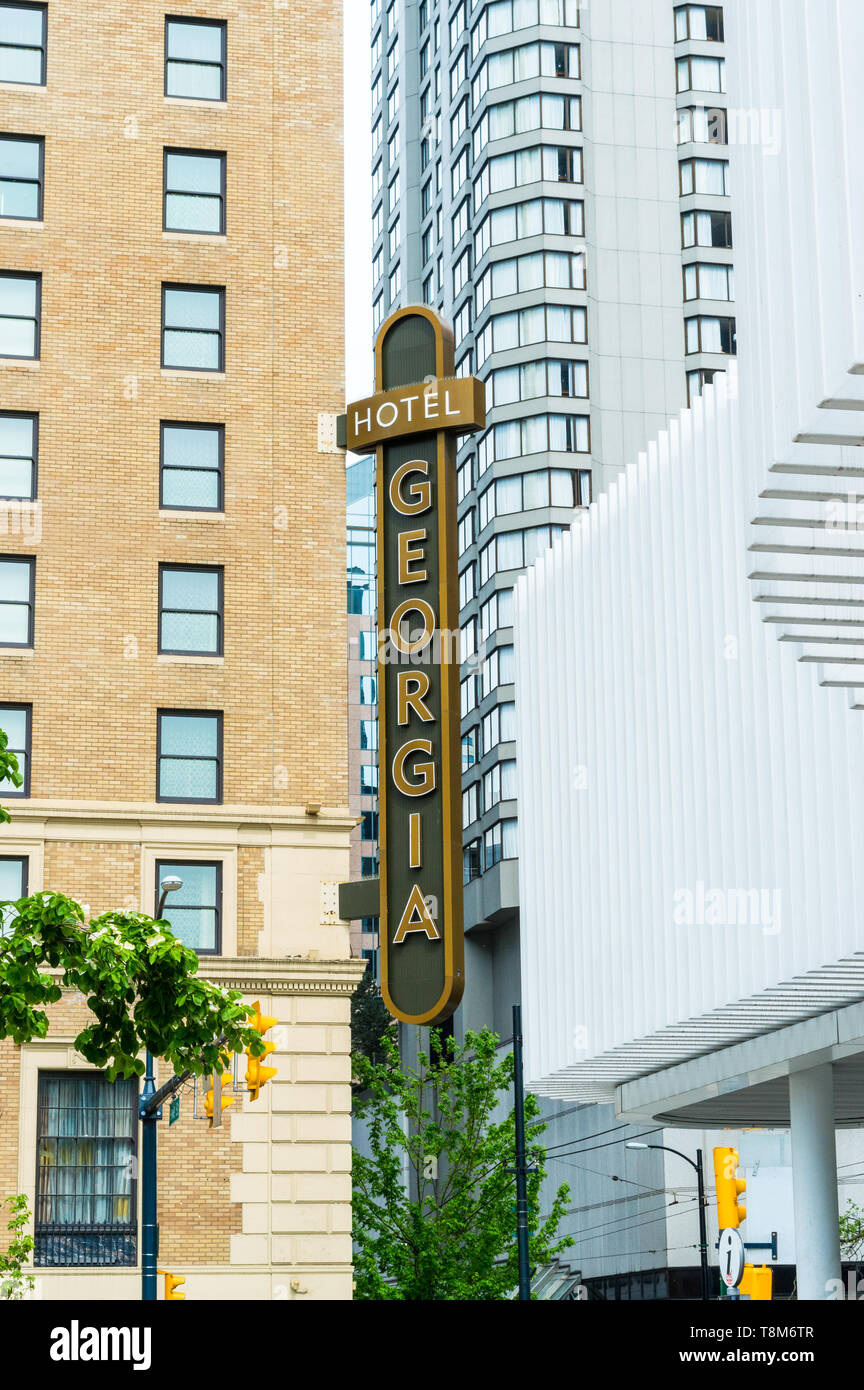 Luxury accommodation signage hi-res stock photography and images - Alamy