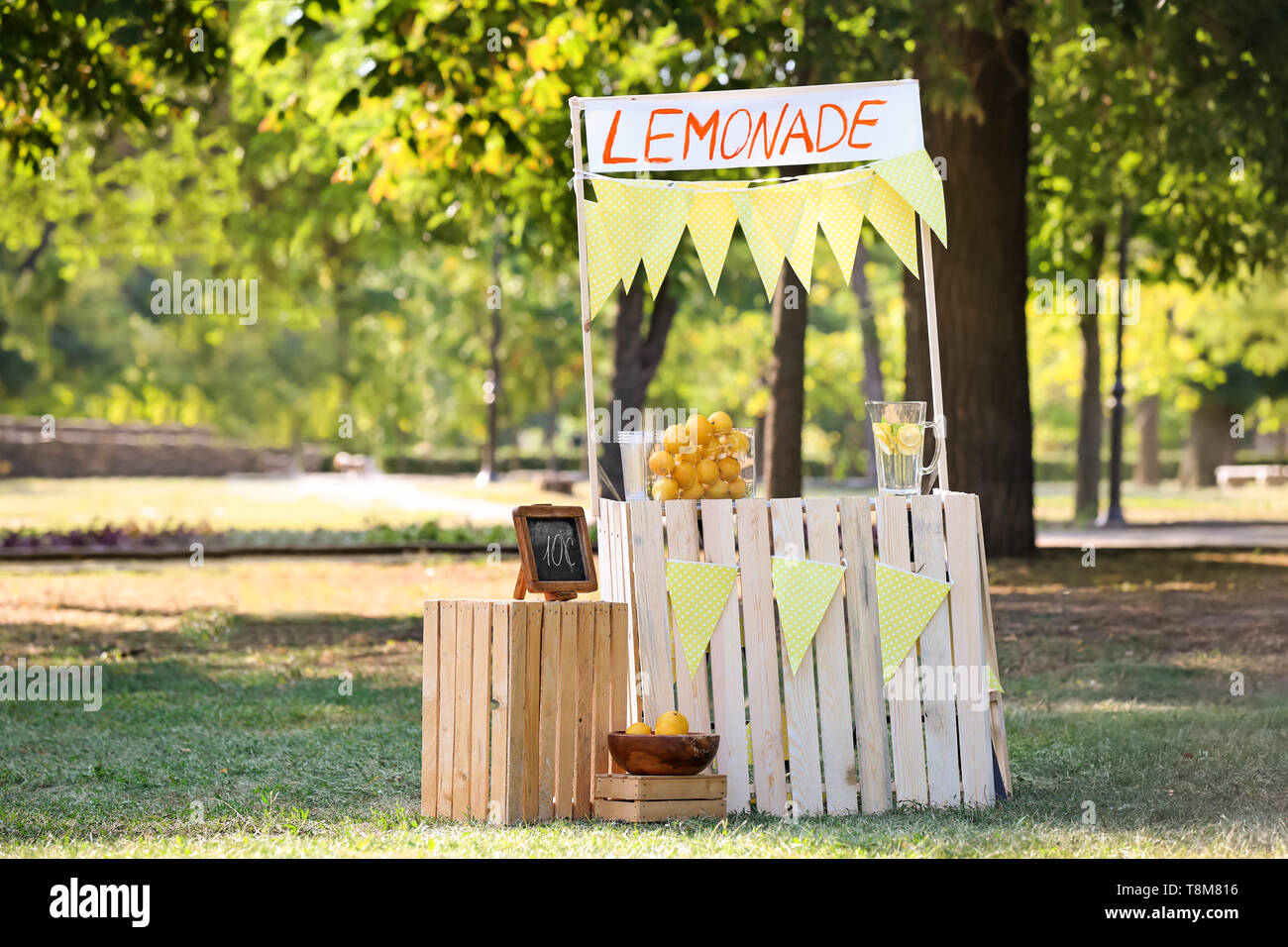 Lemonade stand counter hi-res stock photography and images - Alamy