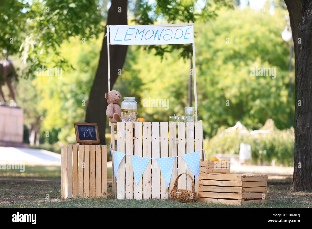Lemonade stand counter hi-res stock photography and images - Alamy
