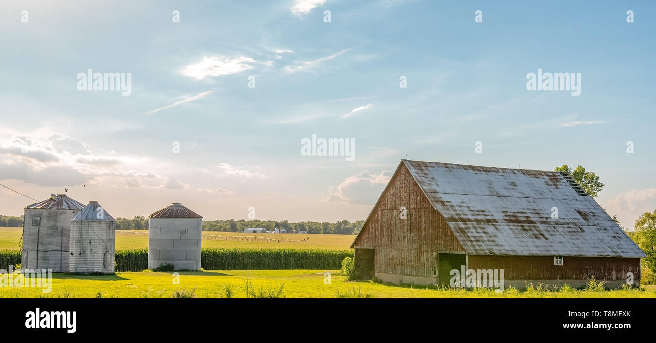 Old barn farm grain bin hi-res stock photography and images - Alamy
