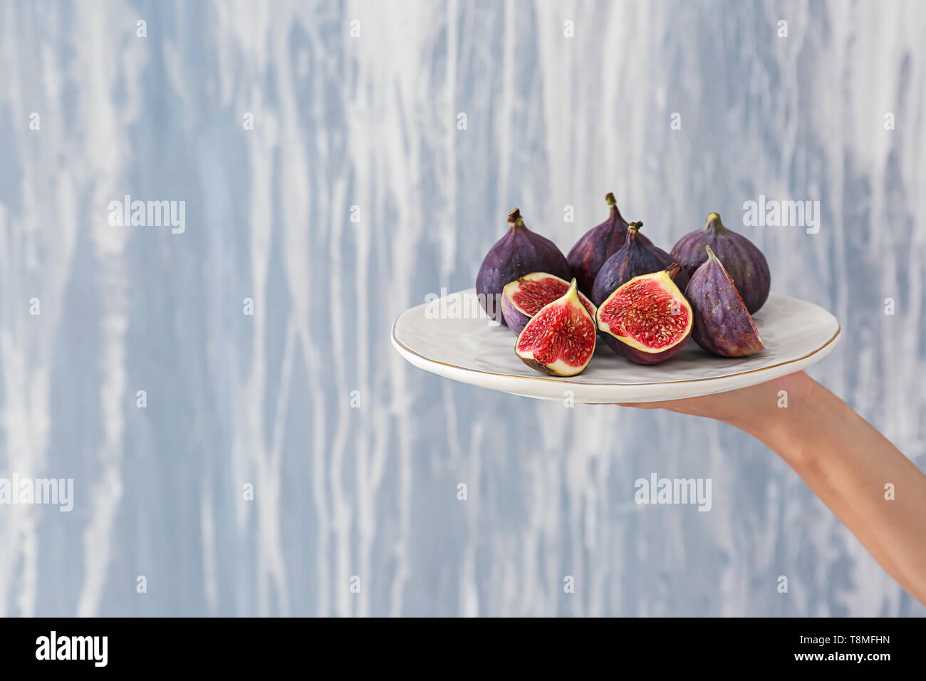 Hand holding figs hi-res stock photography and images - Alamy