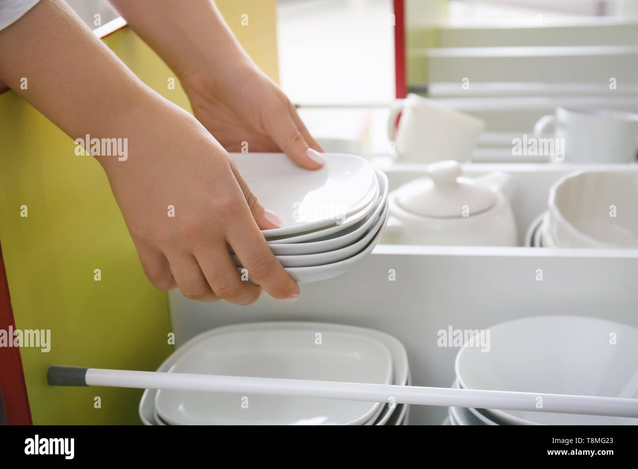 Putting plates hi-res stock photography and images - Alamy