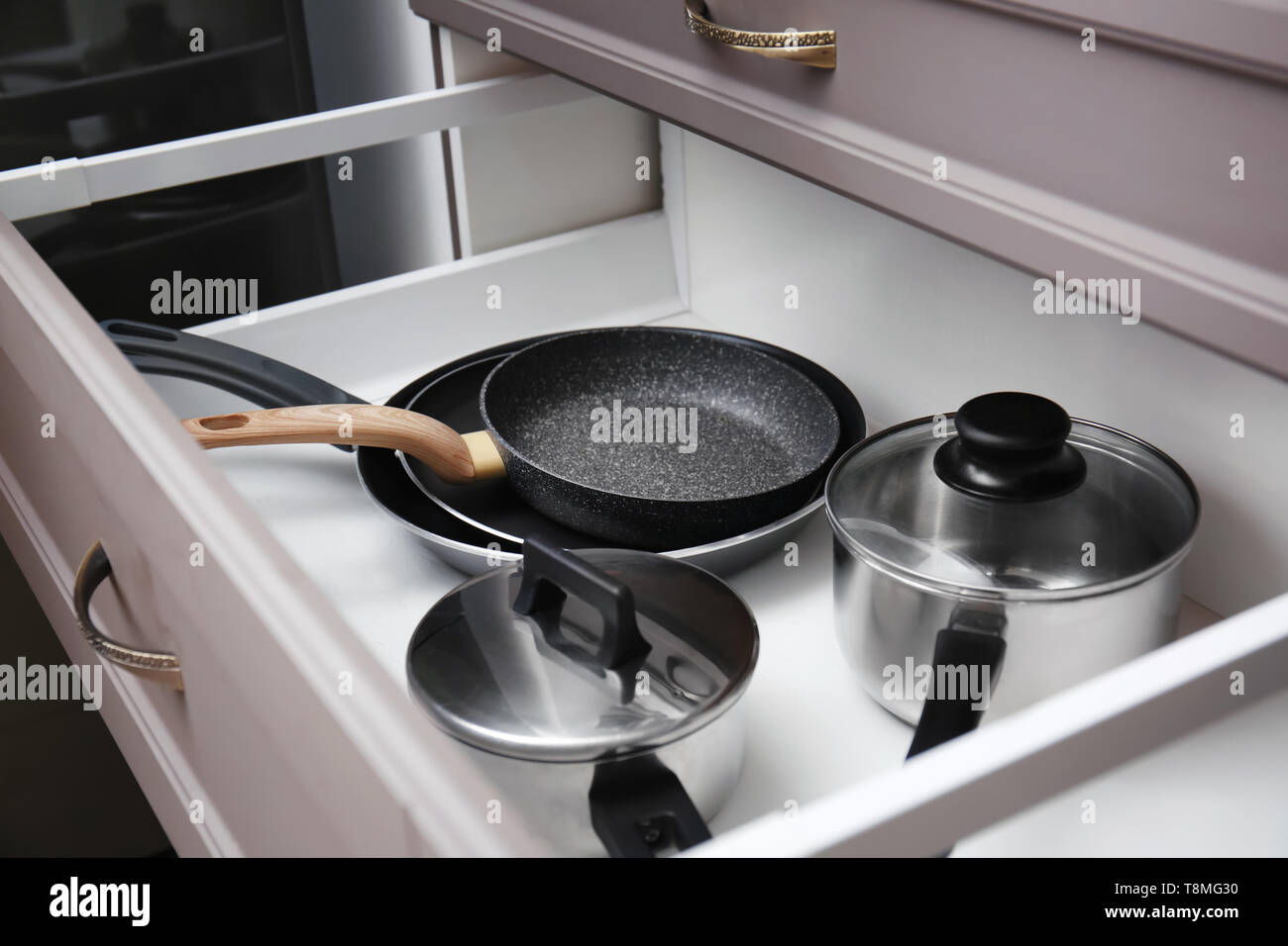 Pan drawer hi-res stock photography and images - Alamy