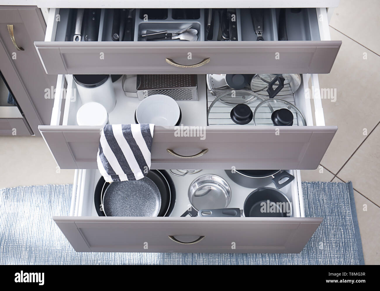 Set of clean kitchenware in drawers Stock Photo - Alamy
