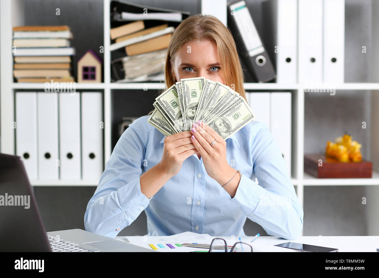 Girl bank money count hi-res stock photography and images - Alamy
