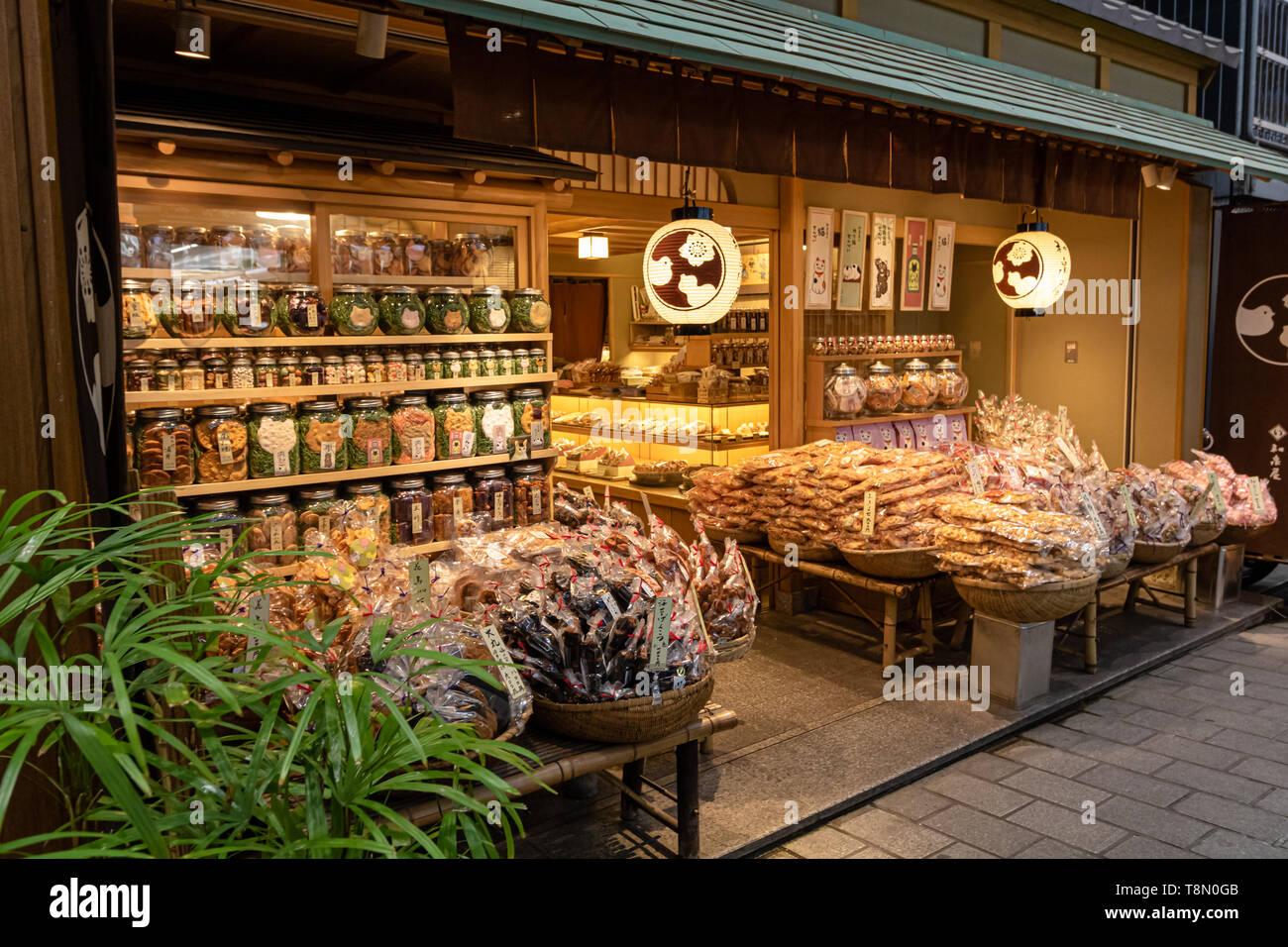 Edo style crafts hi-res stock photography and images - Alamy