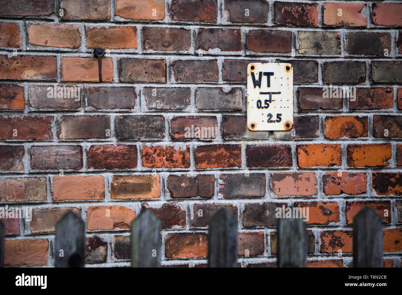 Red brick fence hi-res stock photography and images - Alamy