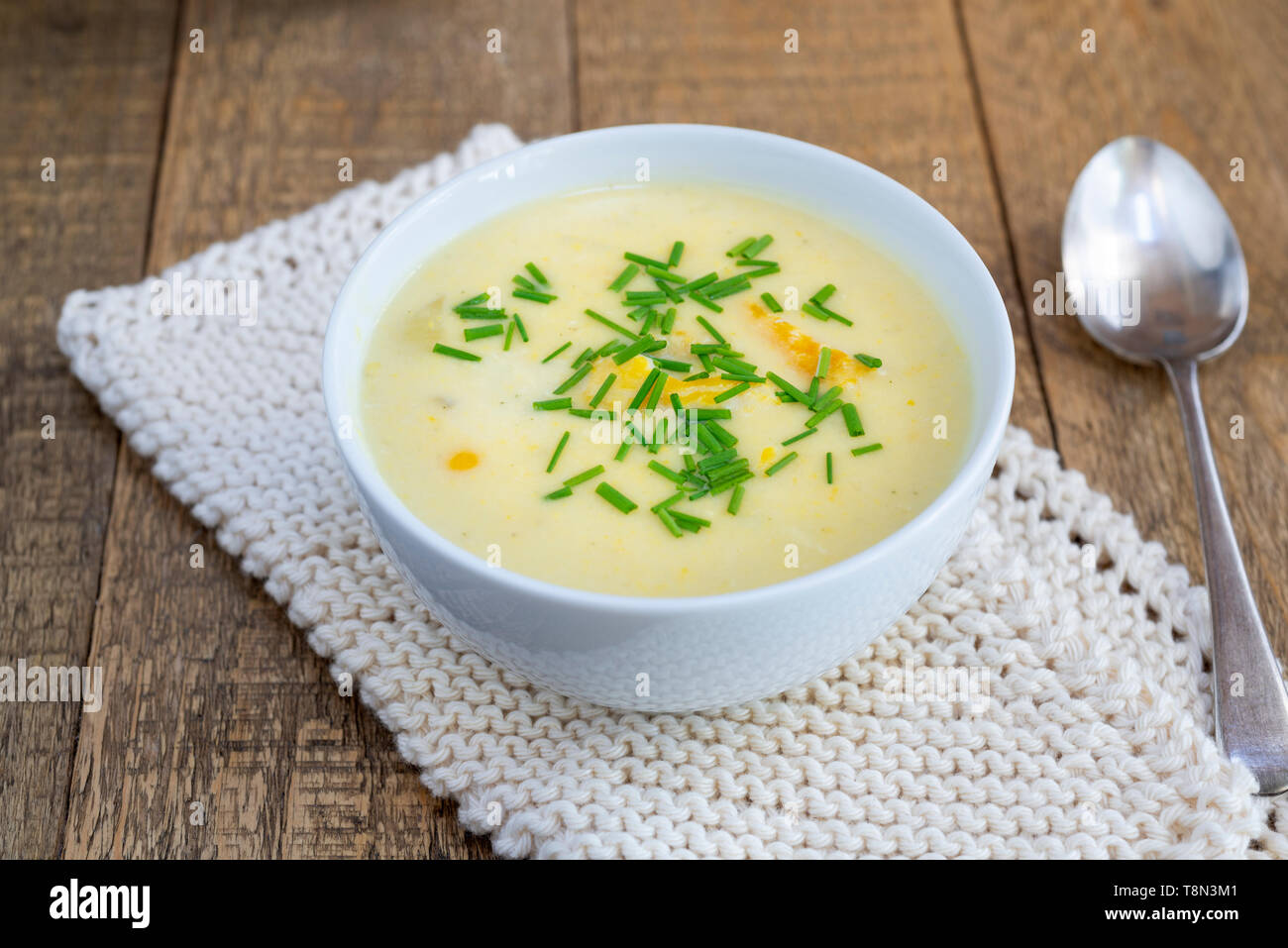 A bowl of smoked haddock, sweetcorn and potato chowder Stock Photo - Alamy