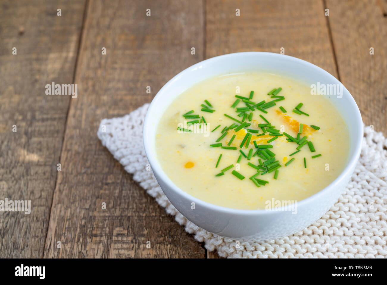 A bowl of smoked haddock, sweetcorn and potato chowder Stock Photo - Alamy