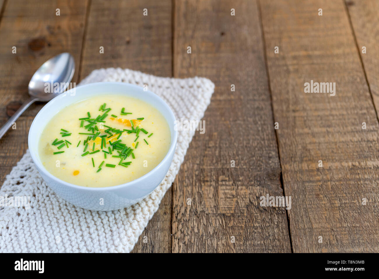 A bowl of smoked haddock, sweetcorn and potato chowder Stock Photo - Alamy