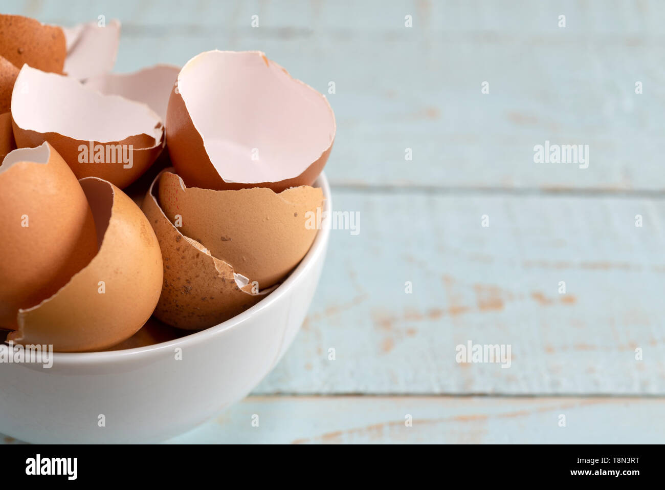 Broken egg shells hi-res stock photography and images - Alamy