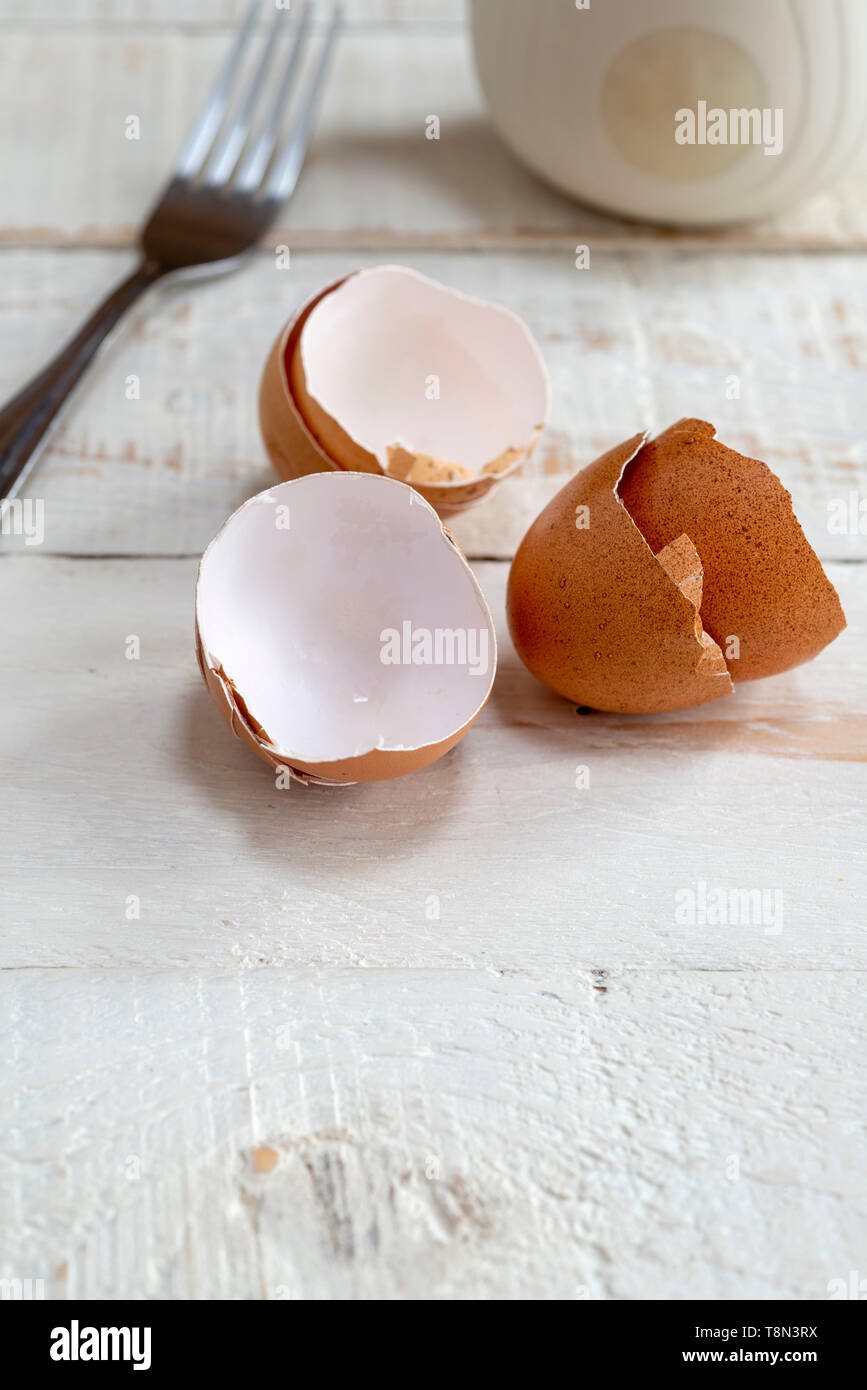 Broken egg shells hi-res stock photography and images - Alamy