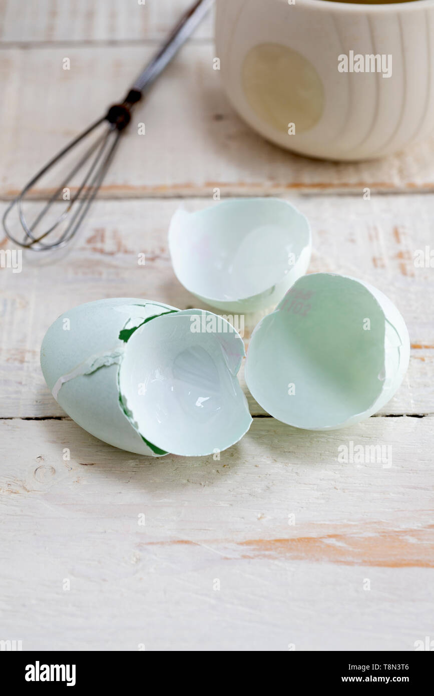 Egg shell shells hi-res stock photography and images - Alamy