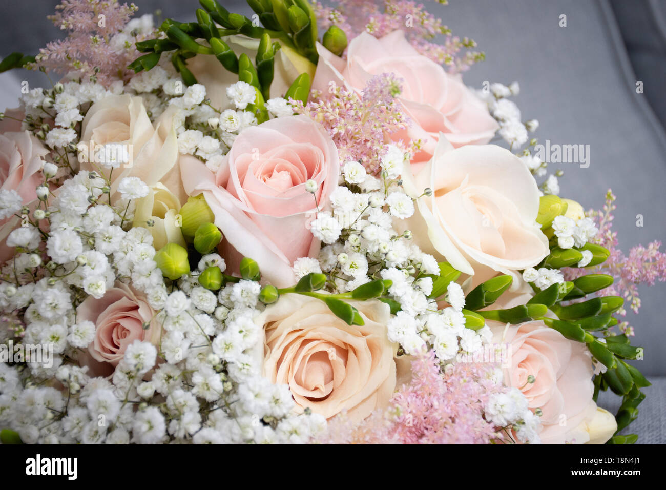 Wedding flower bouquet of yellow and pink roses Stock Photo - Alamy