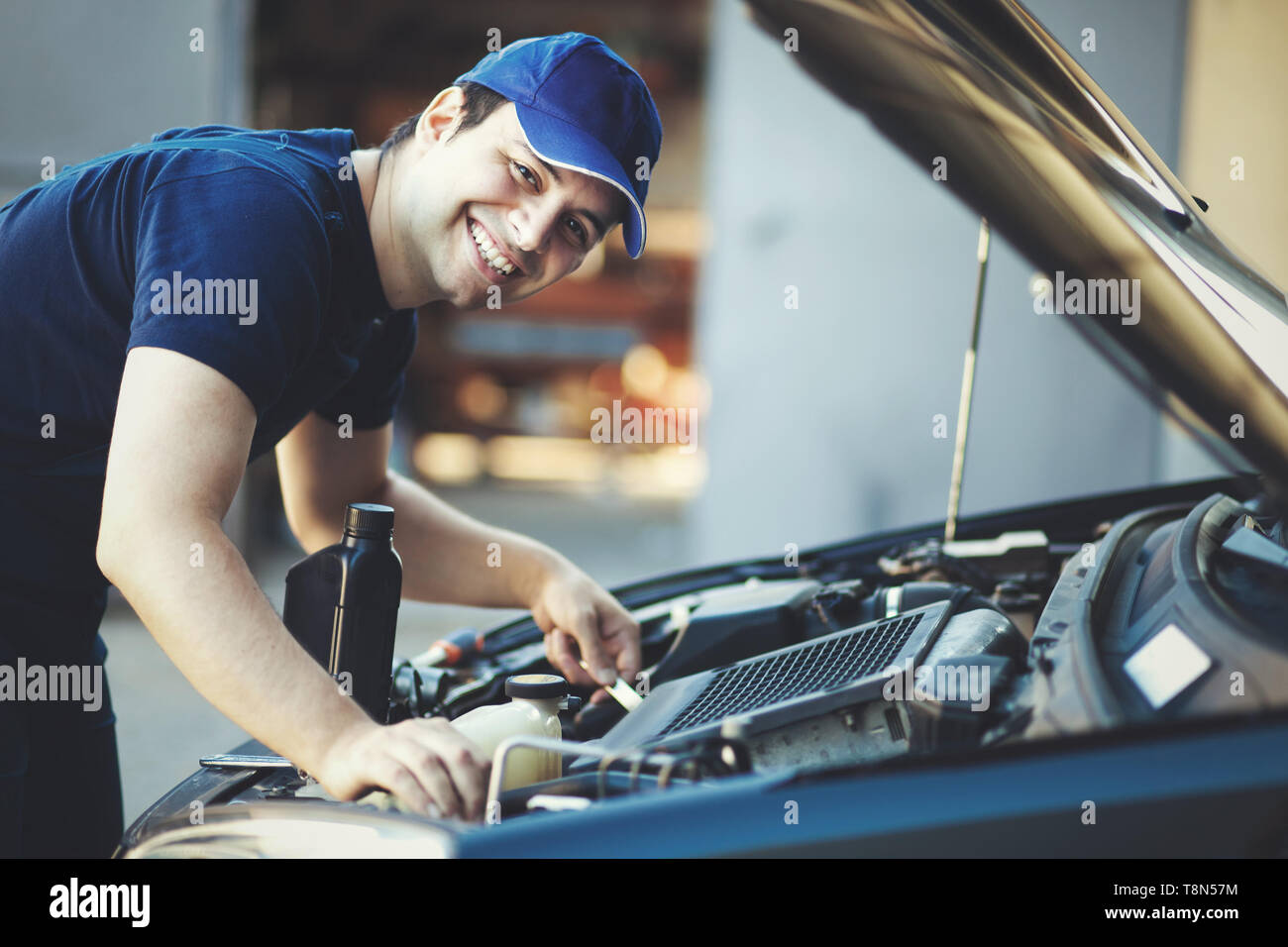 Professional car mechanic hi-res stock photography and images - Alamy