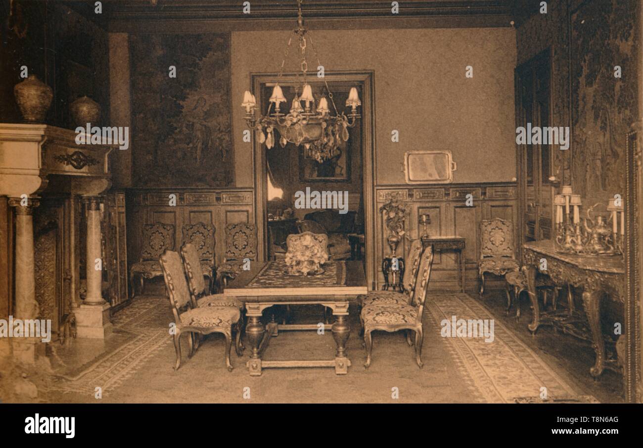 1920s dining room fireplace hi-res stock photography and images - Alamy
