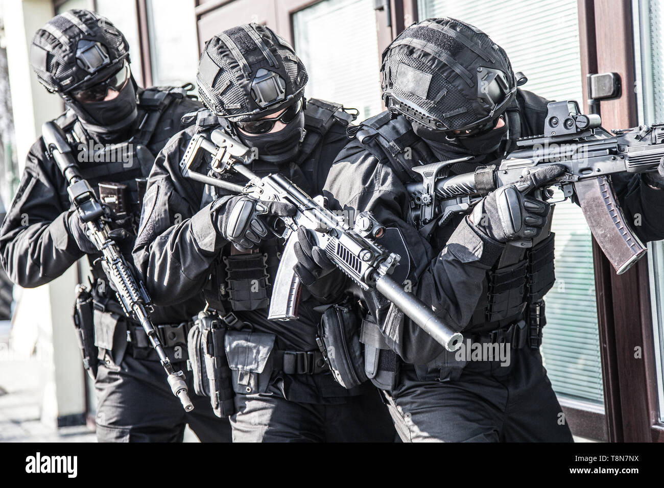 Police counter terrorist team squad storming building Stock Photo - Alamy