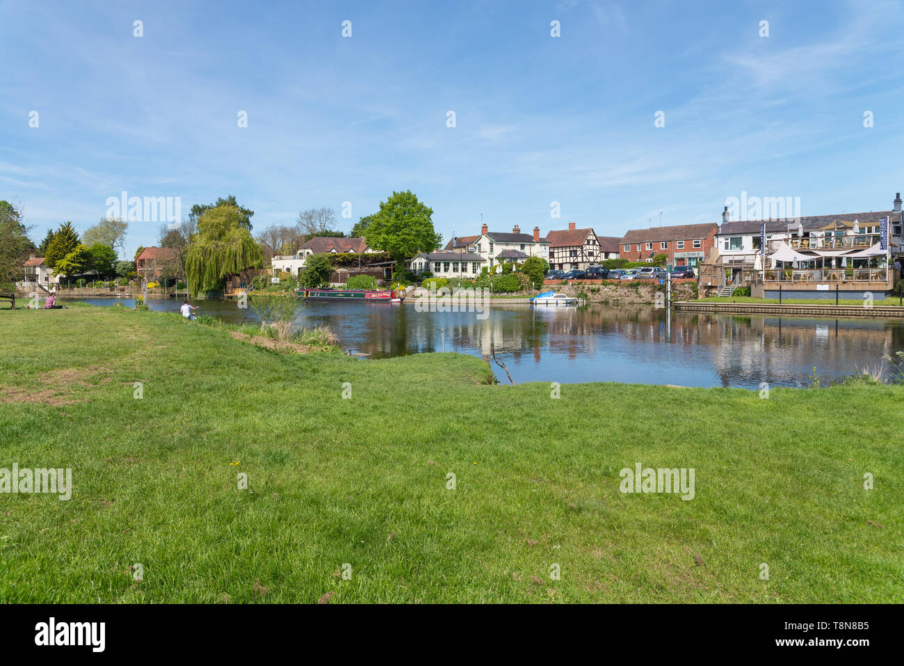 The River Avon running through the pretty Warwickshire village of ...