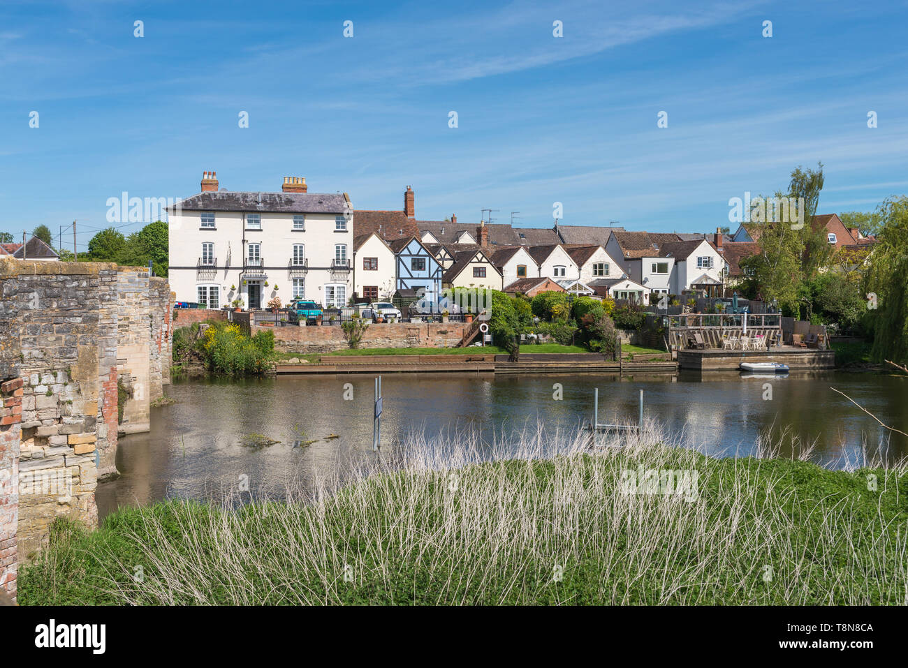 The River Avon running through the pretty Warwickshire village of ...