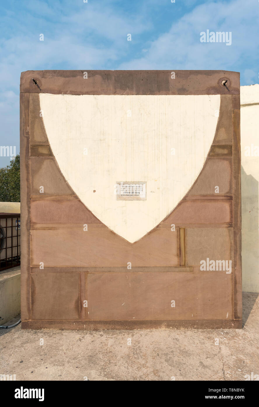 Dakshinobhitti Yantra instrument at Jantar Mantar - Man Singh ...