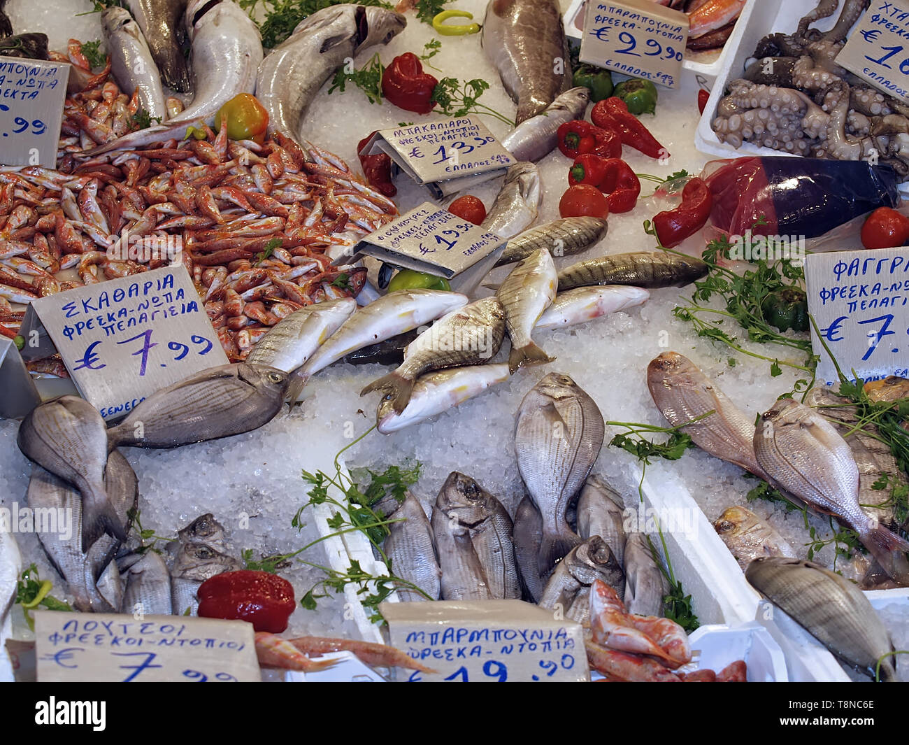 Fresh whole fish on ice at a food market Stock Photo - Alamy